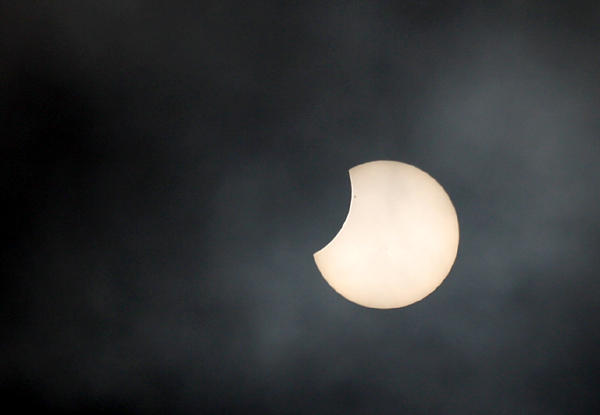FOTOGALERIE Eclipsa partiala de Soare a inceput in Bucuresti la ora 9: ...