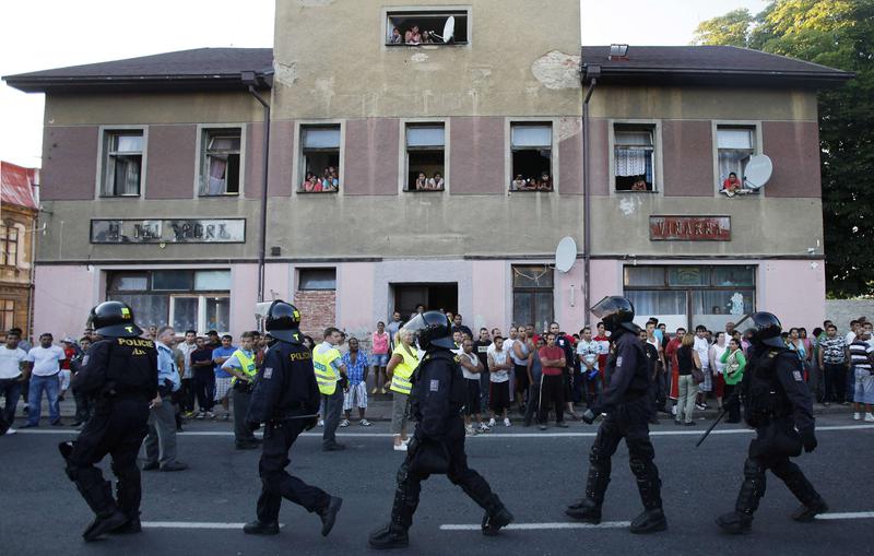 Protestele impotriva romilor devin violente in Cehia. Firmele de ...