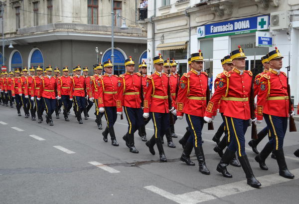 FOTOGALERIE Armata rosie: De ce a schimbat Ministerul Apararii uniforma ...