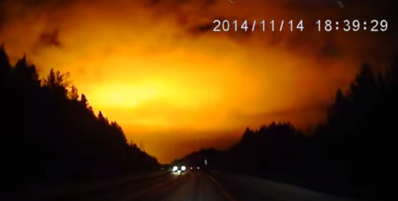 VIDEO O imensa lumina portocalie aparuta noaptea, pe cer, uimeste ...