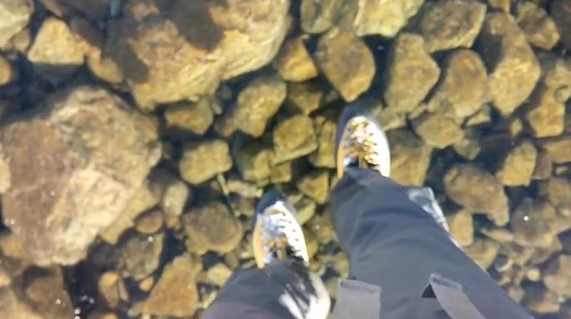 VIDEO Imagini spectaculoase: Doi alpinisti traverseaza un lac inghetat ...