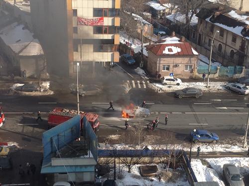 FOTOGALERIE Incendiu pe Calea Plevnei: o masina a luat foc in apropierea CSM - HotNews.ro