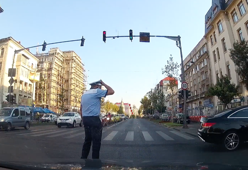 VIDEO Un sofer de Mercedes-Benz il face pe un politist din Bucuresti sa ...