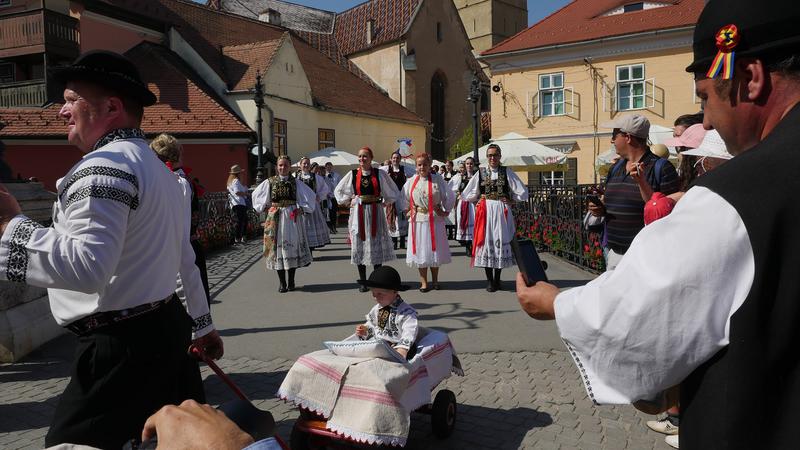VIDEO Imagini inedite din Sibiu cu parada costumelor populare sasesti ...