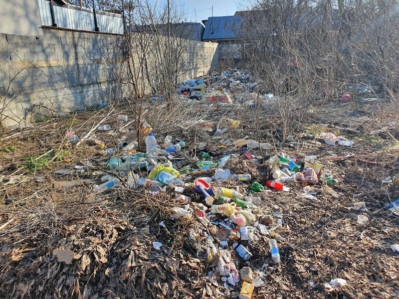 FOTO Locuitorii de pe o stradă din Sectorul 5, sufocați de gunoaiele ...