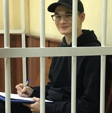 Un matematician a spart un geam și a aruncat o fumigenă într-un sediu ...