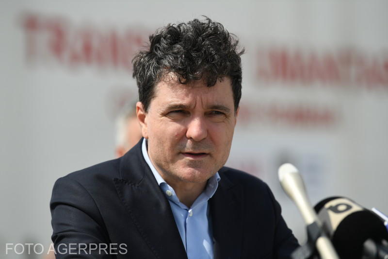 Nicușor Dan. Da, al doilea copil. Da, al doilea mandat! Uite ce are el ...