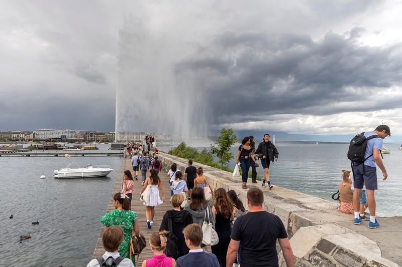A vrut să „îmbrățișeze” celebrul jet de apă din Lacul Geneva și a ajuns ...