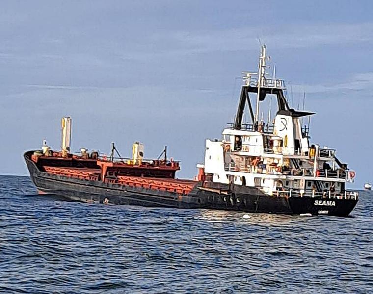 FOTO/VIDEO Explozie la bordul unei nave cu 12 marinari la bord care ...