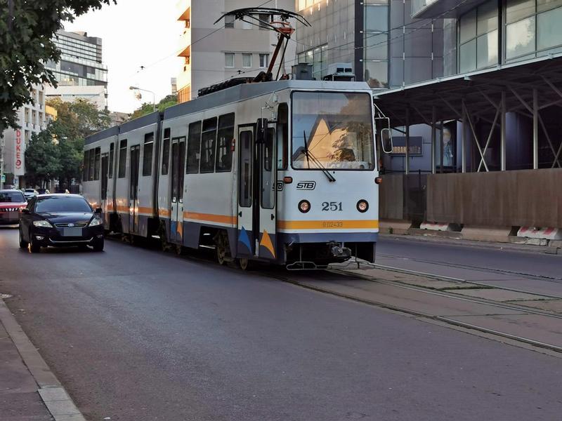 În Bucureștiul anului 2023, vatmanii încă schimbă macazul cu ranga ...