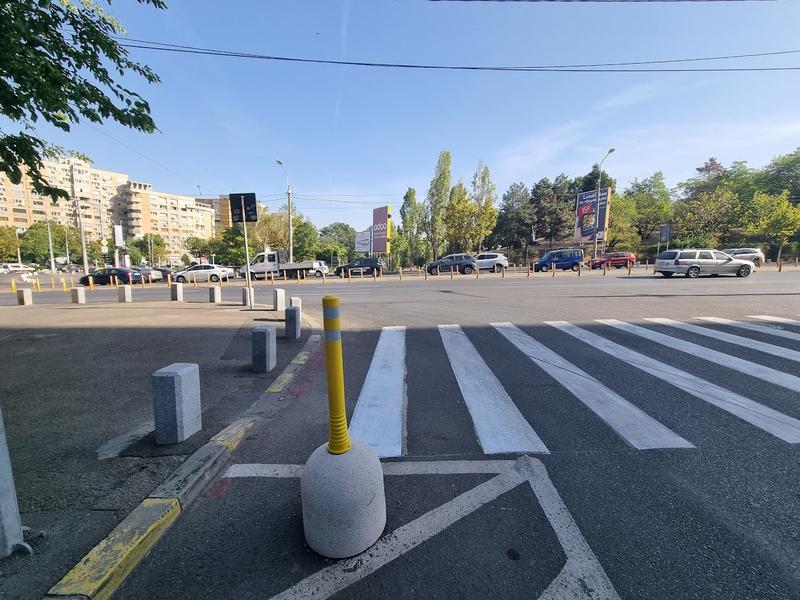 FOTO După bordura cu etaj, în București a apărut și stâlpișorul cu etaj ...