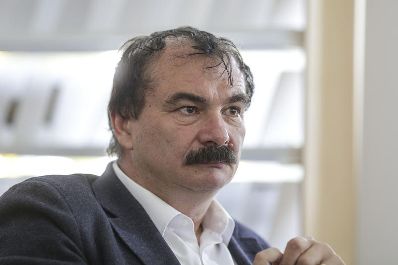 Mircea Miclea spune că elevii care își fac toate temele cu AI vor ...