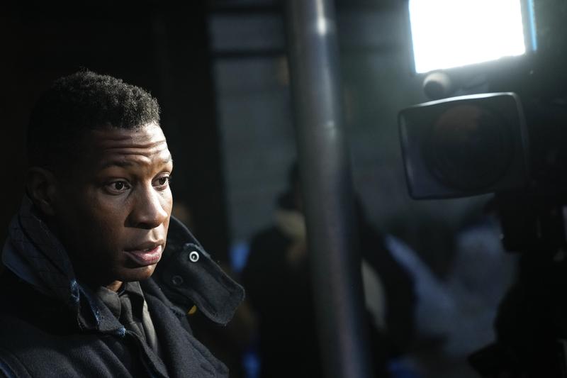 Actorul Jonathan Majors, găsit vinovat de agresarea fostei iubite, nu ...