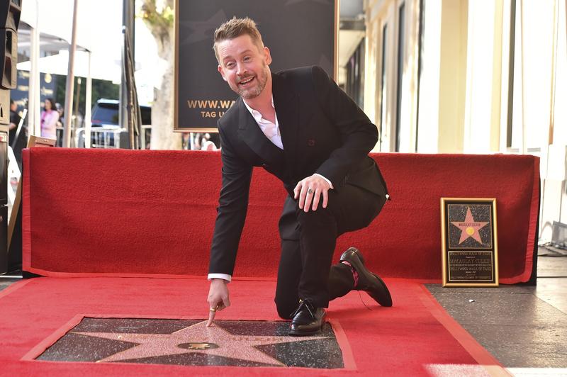 VIDEO Macaulay Culkin, actorul din „Singur acasă”, a primit o stea pe ...