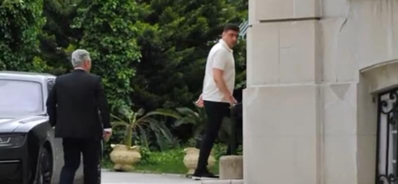 FOTO VIDEO George Simion, filmat în timp ce intră în vizită la „palatul” lui Gigi Becali ...