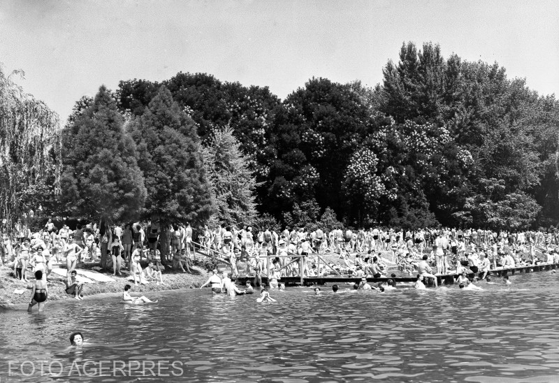 FOTO | La plajă în Parcul Bordei, într-o zi cu mult soare din anul '53 ...