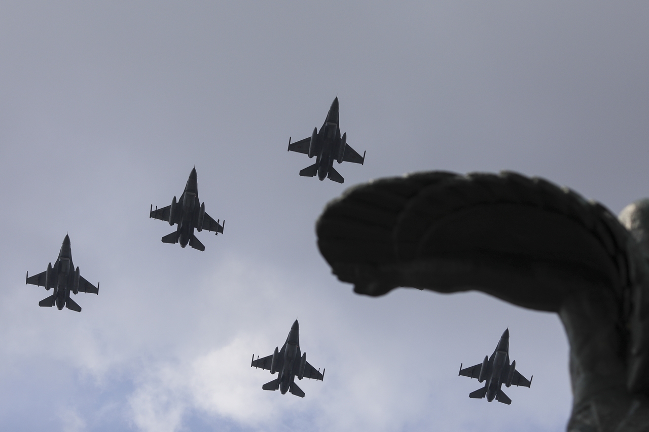 Avioane de vânătoare pe cerul Capitalei. De ce zboară formații de ...