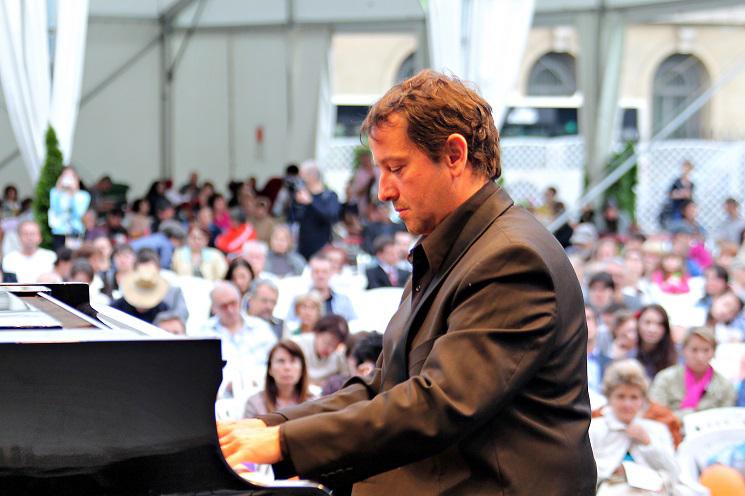 Horia Mihail concerteaza cu Pianul Calator in parcurile bucurestene si ...