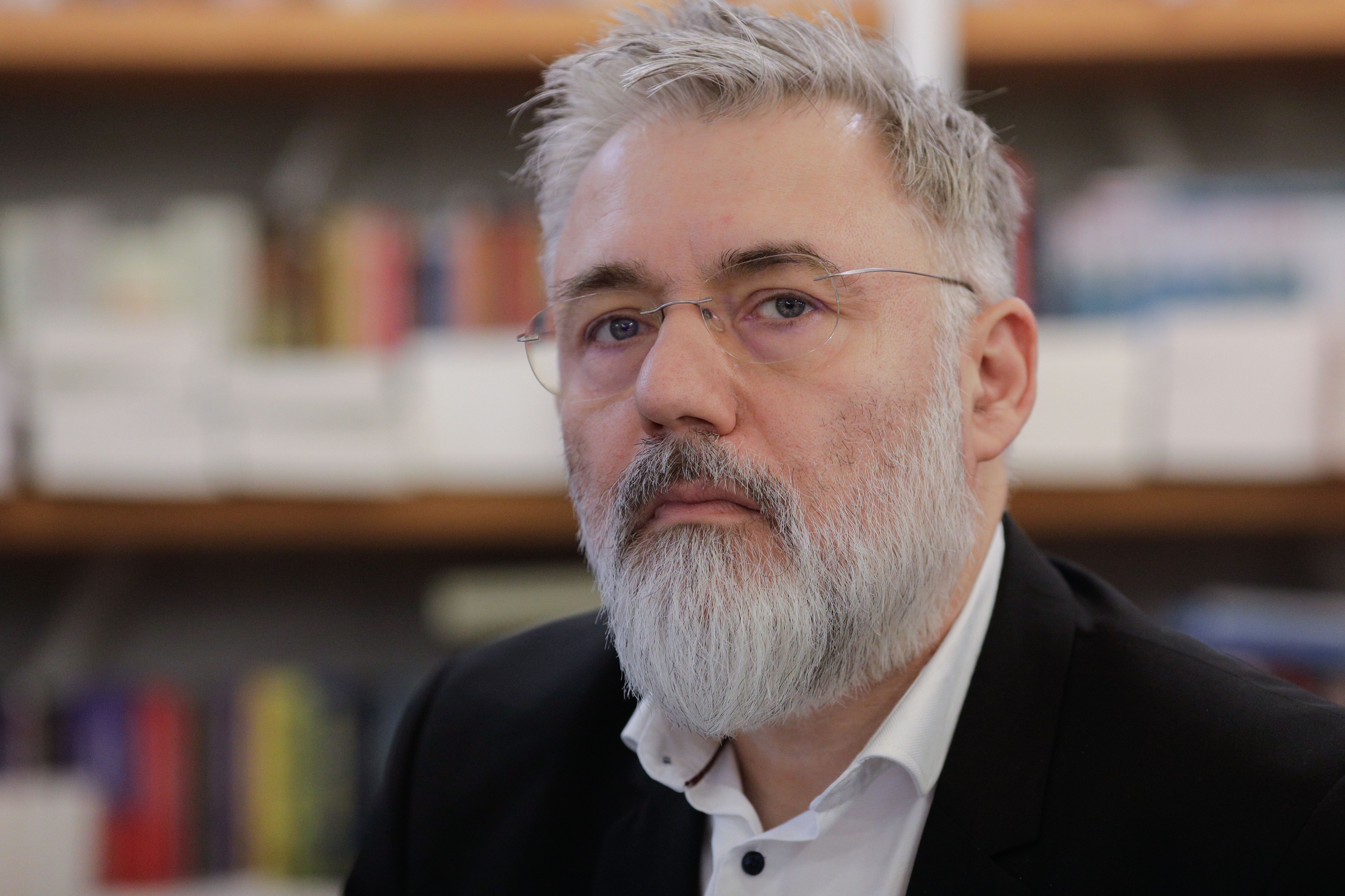 Cum ajung copiii noștri să facă omagii ca-n comunism? ”Nu-i cred pe ...