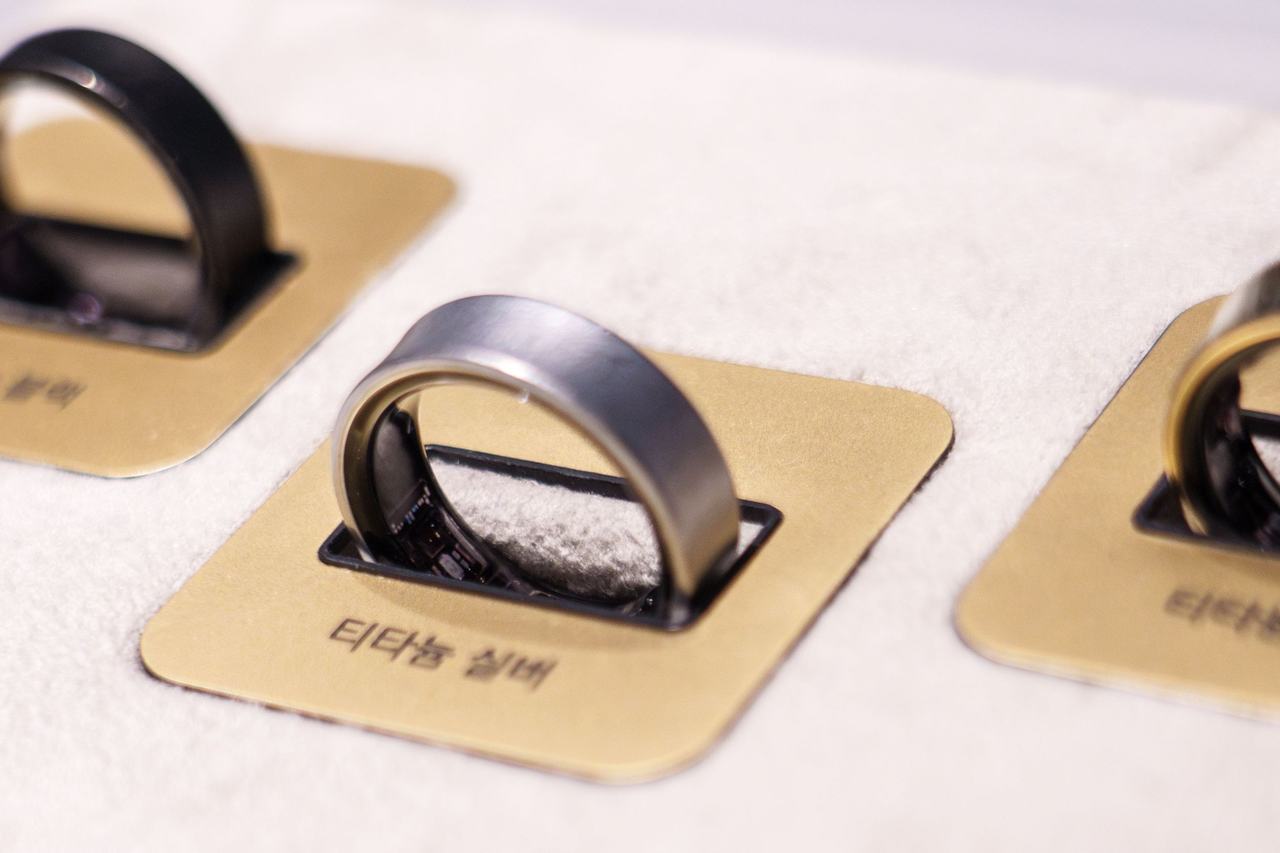 Samsung a lansat inelul Galaxy Ring în România. Cât costă gadgetul de ...