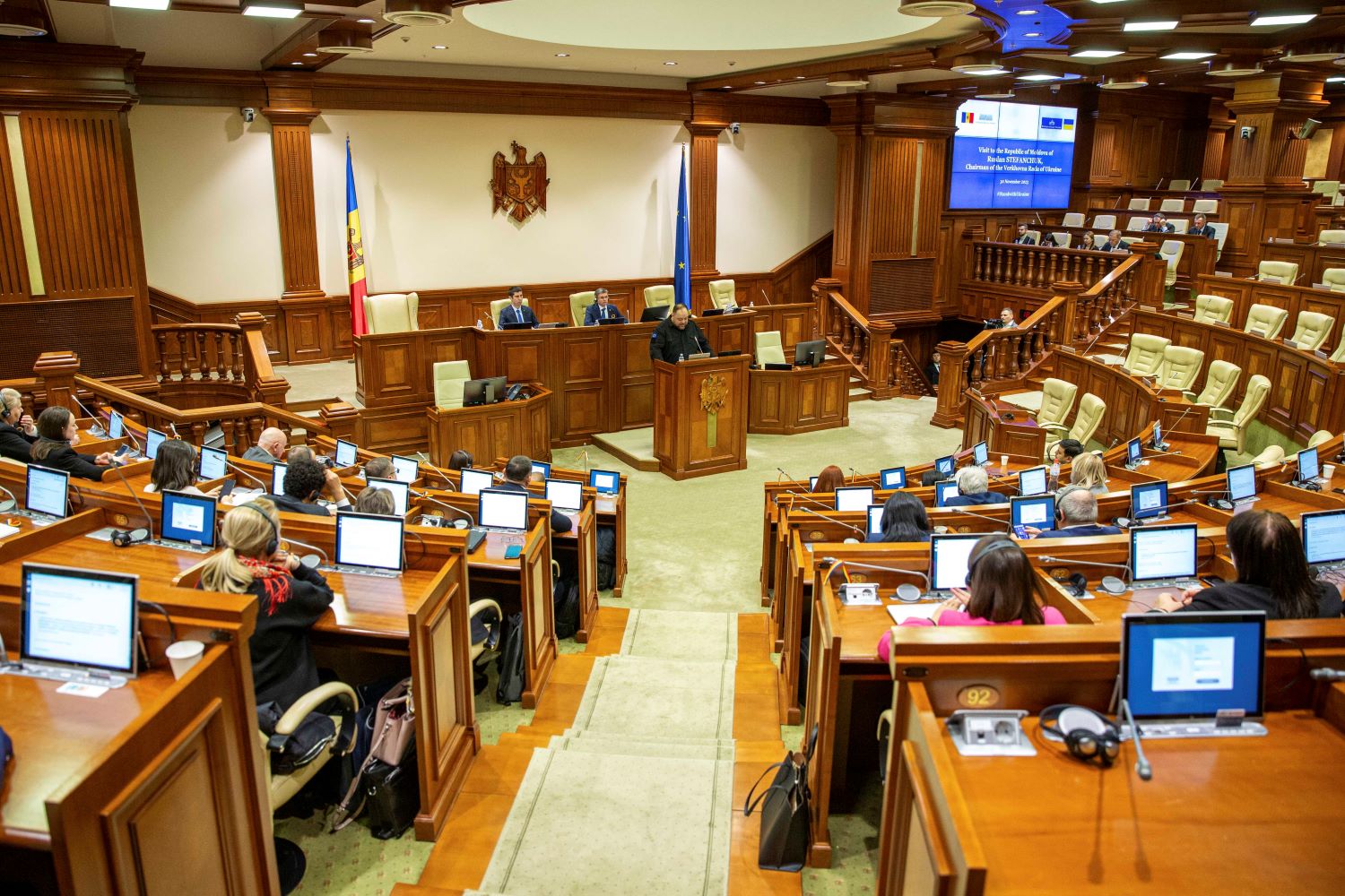 Parlamentul Republicii Moldova a aprobat o strategie de apărare pe un deceniu / Opoziția ...