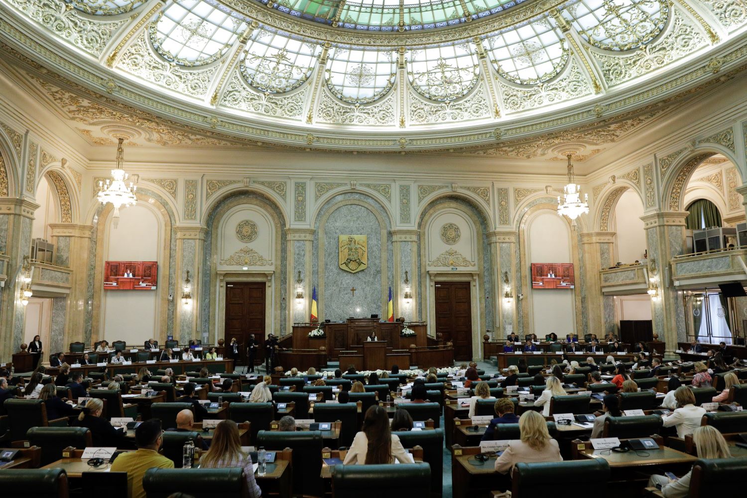 Angajații din Parlament denunță un atac „ilegal” și „cinic” al ...