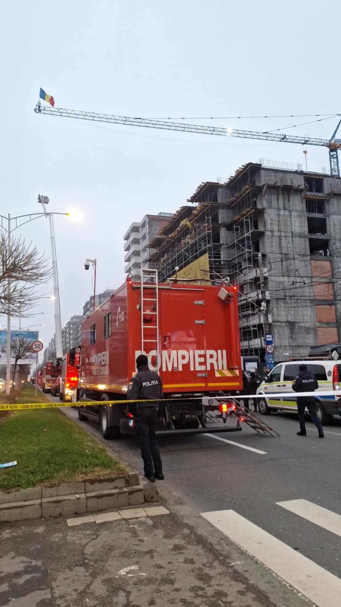 FOTO/VIDEO „Stegarul Dac” s-a suit pe o macara, în București, fluturând ...