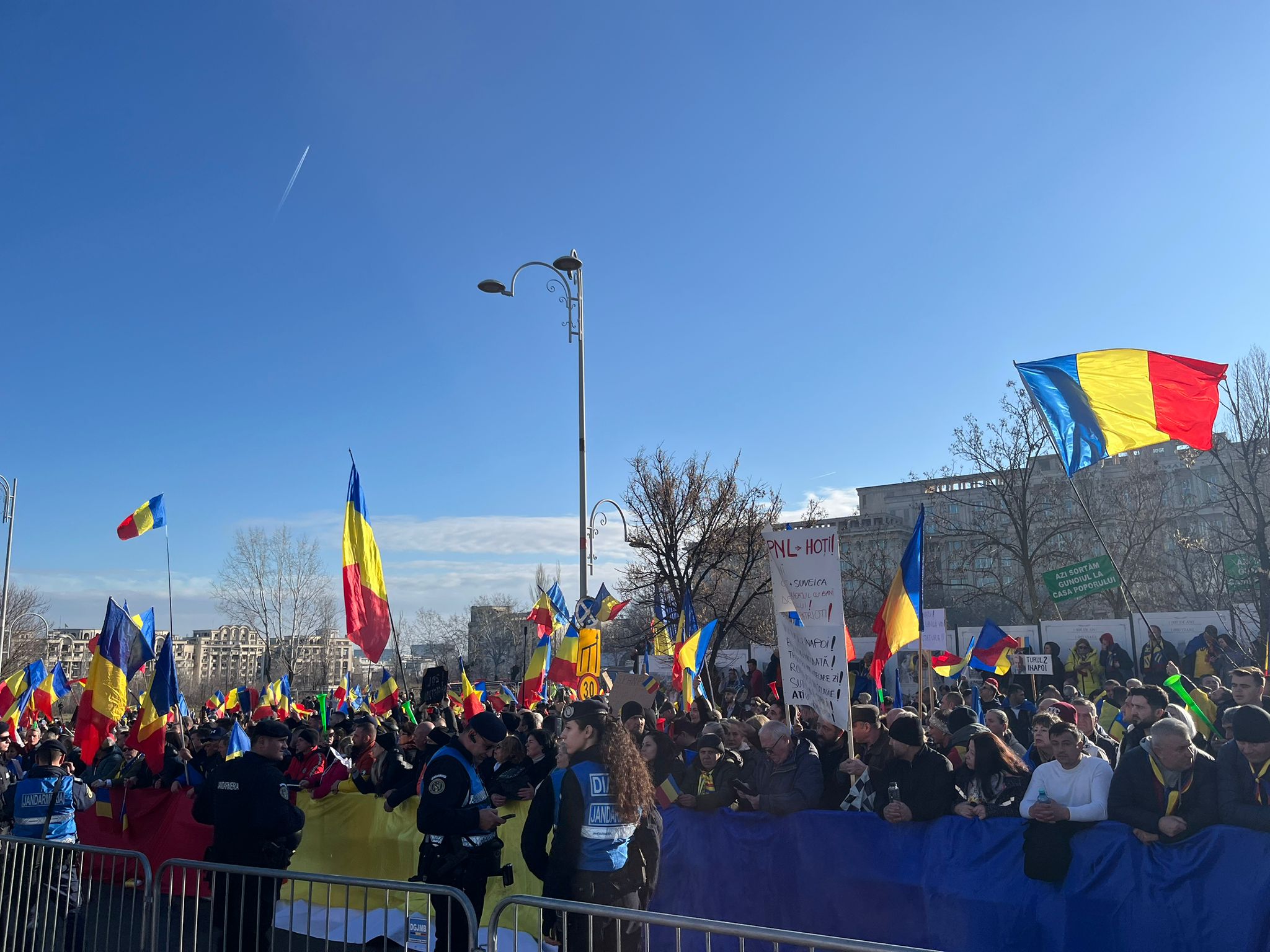 „Turul doi, înapoi”. Protestul susținătorilor lui Călin Georgescu a ...