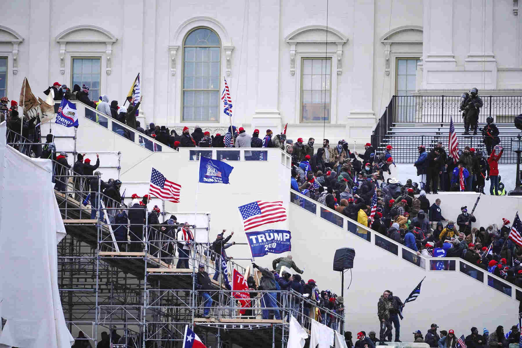 Un american condamnat pentru asaltul asupra Capitoliului, arestat în ...