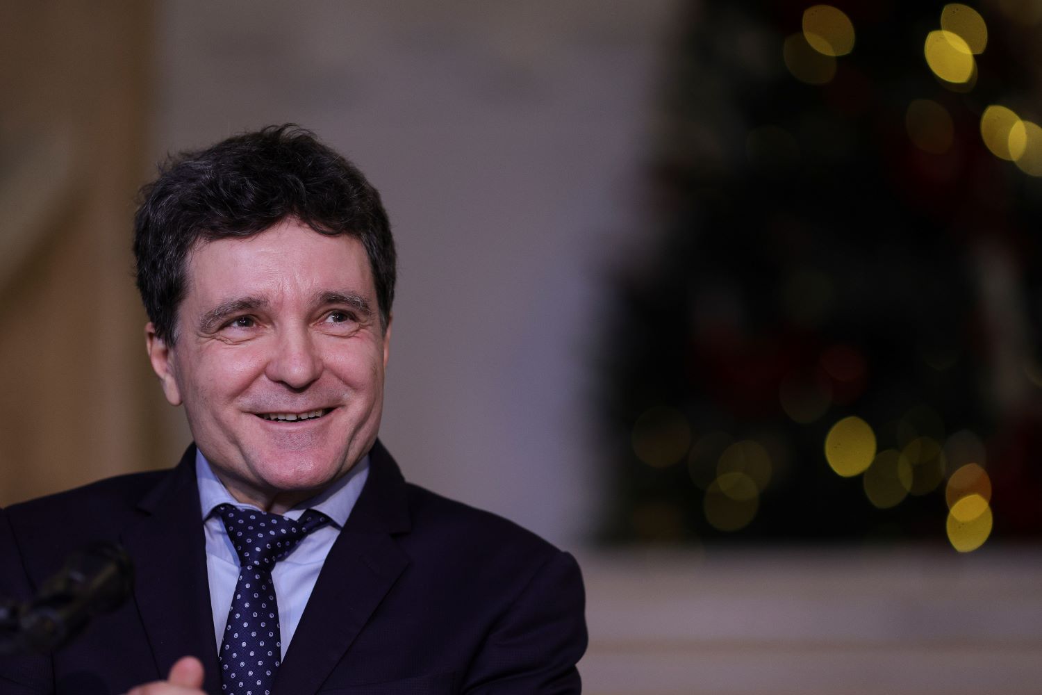 Nicușor Dan, în campanie pe TikTok: Haideți cu mine să mă tund ...