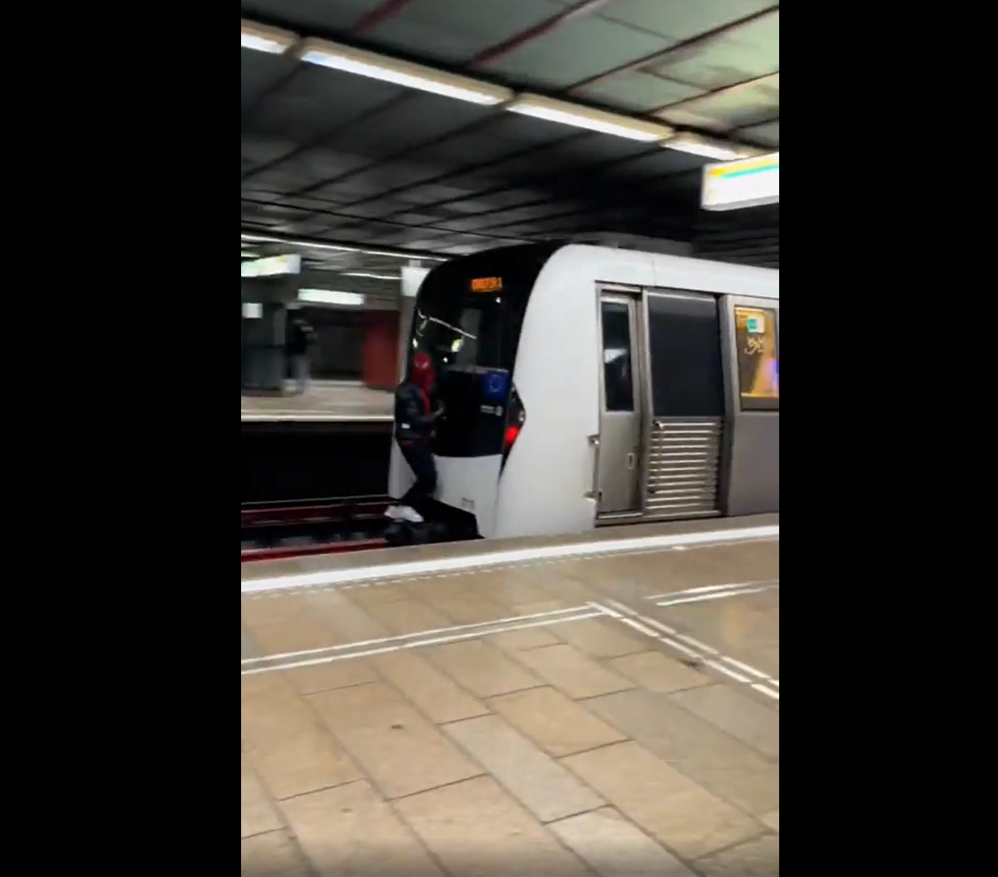 VIDEO Tânăr deghizat în Spiderman, filmat când circulă agățat în ...