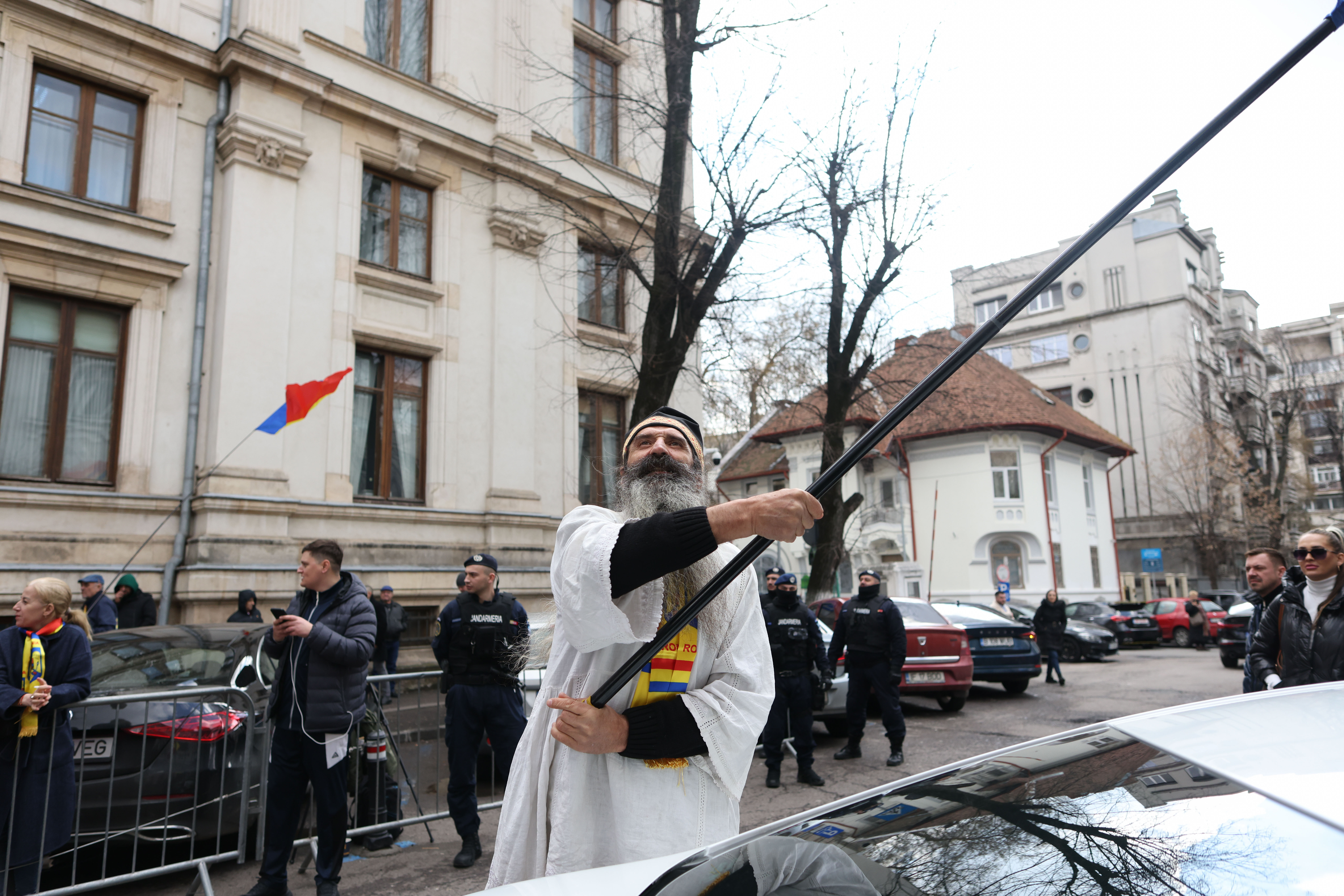 „Stegarul dac” a fost internat o noapte la psihiatrie după ce s-a urcat ...