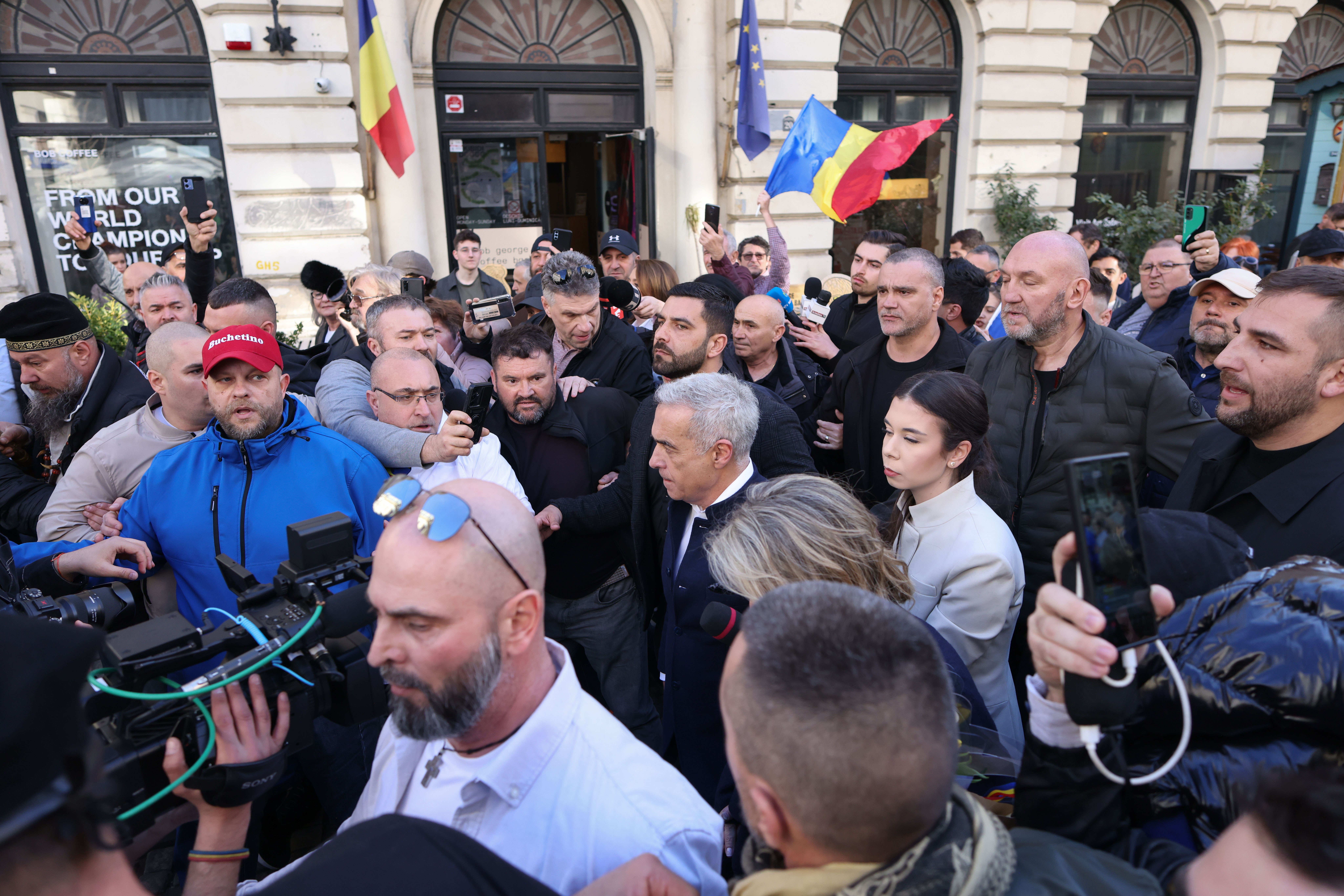 VIDEO Cum i-au făcut bodyguarzii și susținătorii lui Călin Georgescu ...