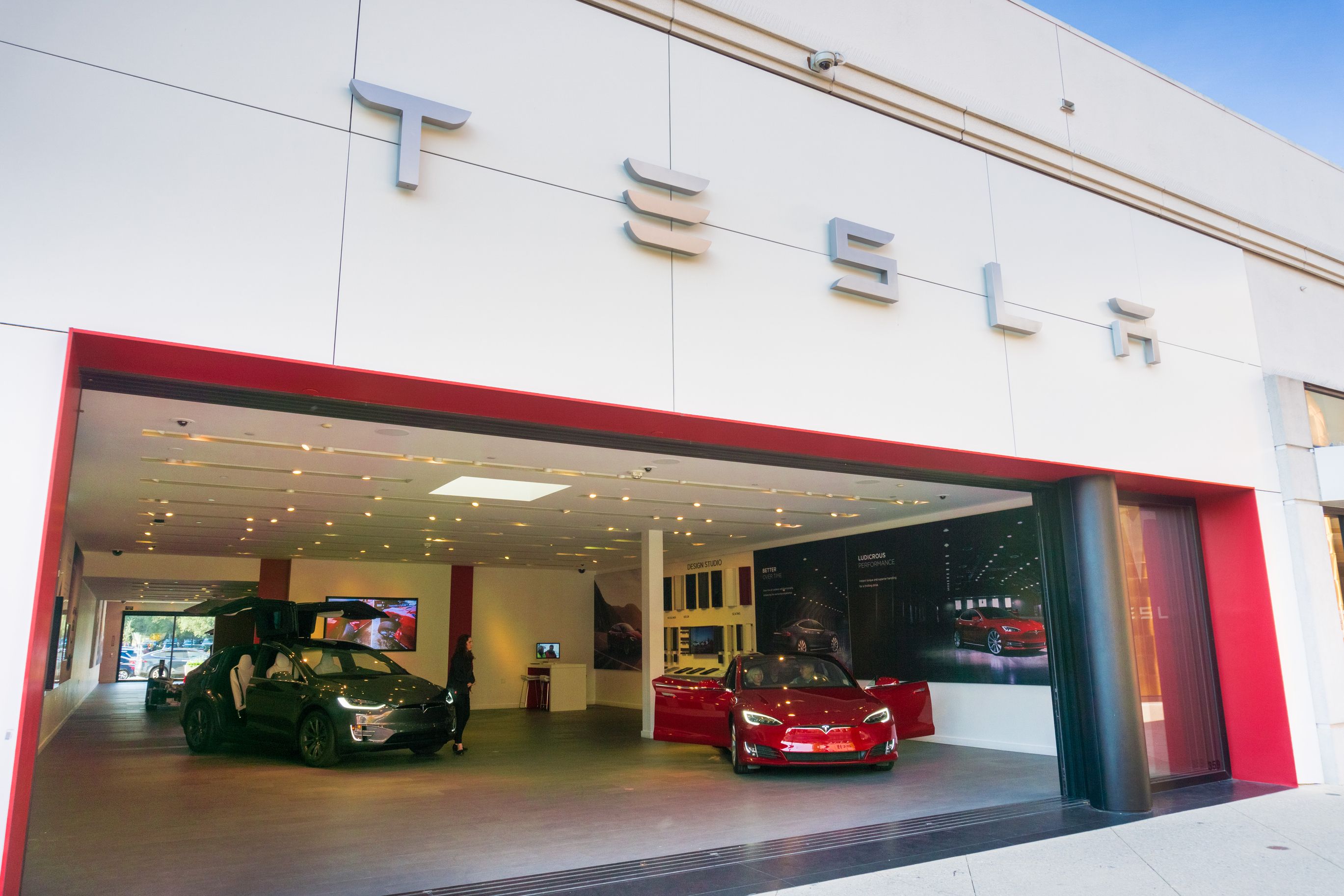Tesla în România. Câte mașini sunt în circulație și cât costă cele mai ...