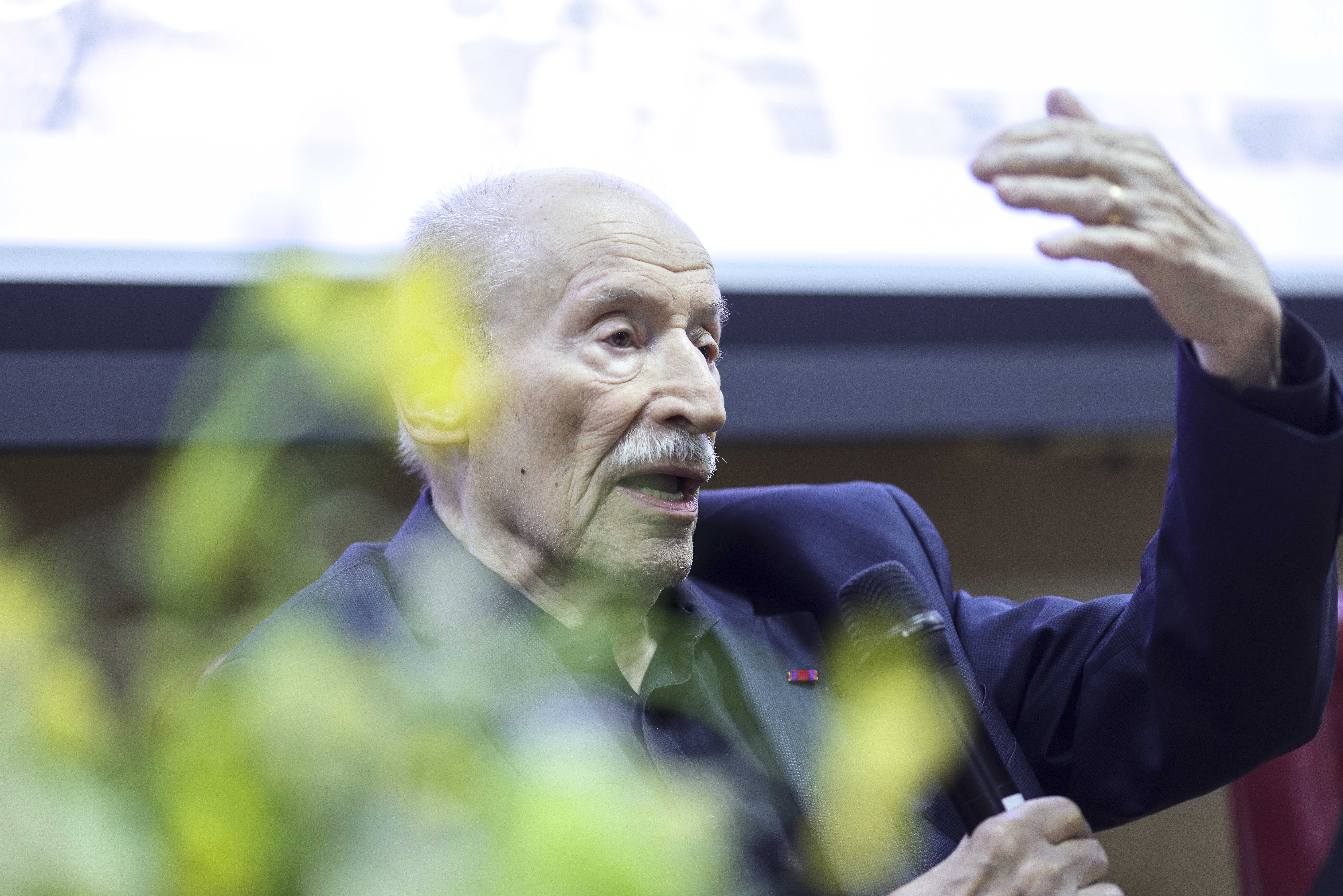 Cui i-ar da acum Victor Rebengiuc un sul de hârtie igienică „să se ...