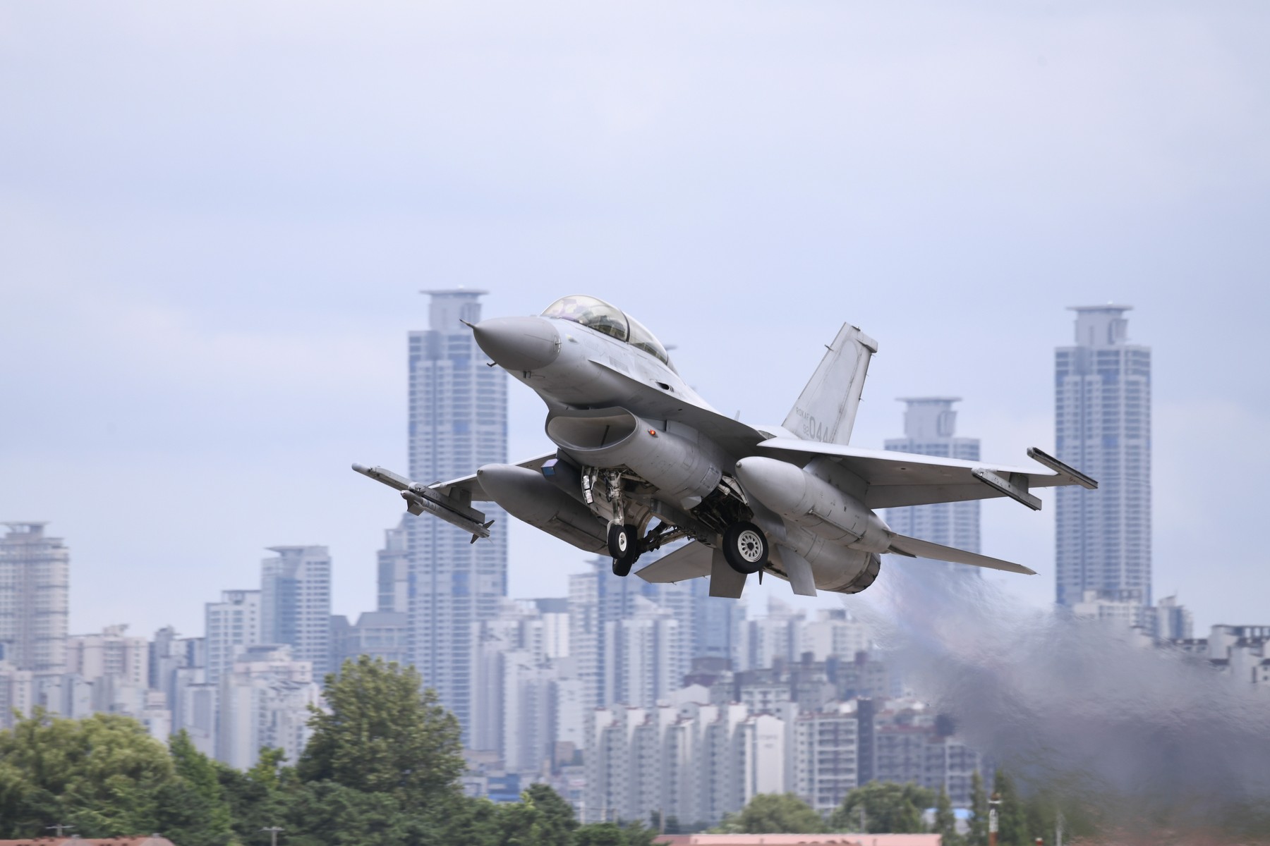 Un avion militar sud-coreean a lansat din greșeală 8 bombe MK-82 în ...