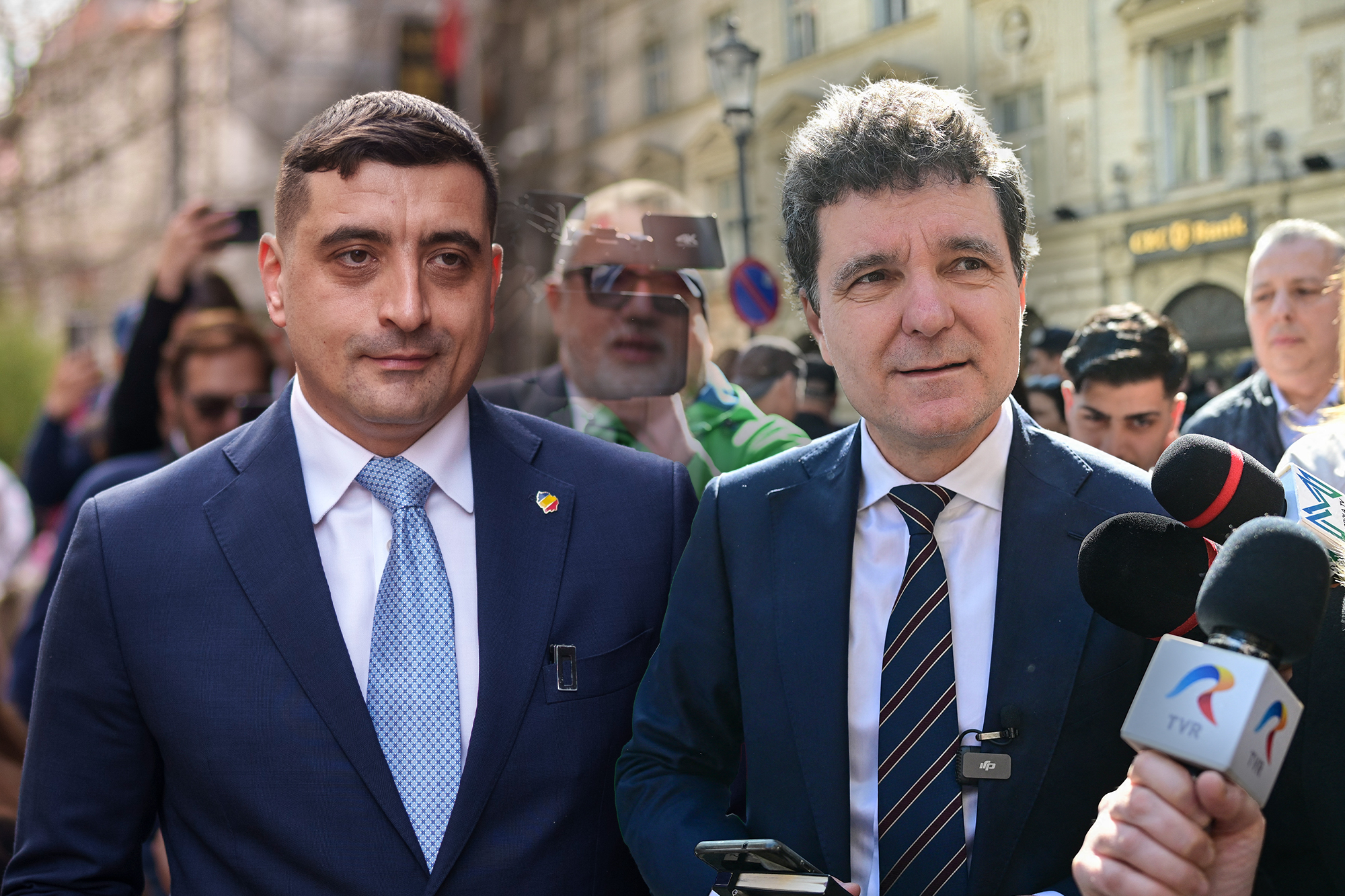 Prima dezbatere prezidențială dintre George Simion și Nicușor Dan, organizată de Euronews la ...