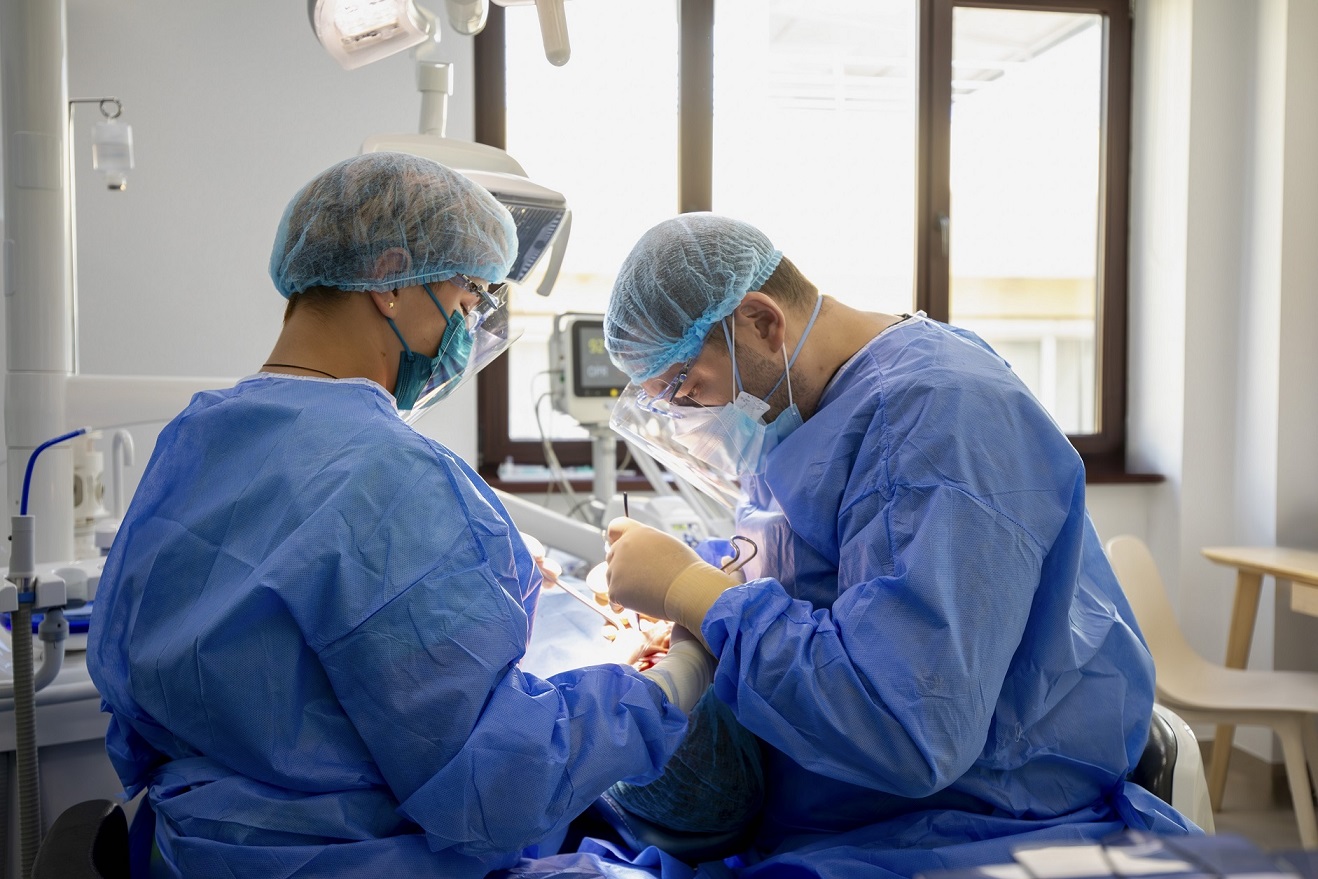 Barometrul Stomatologiei 2025: Peste jumătate dintre români au carii ...