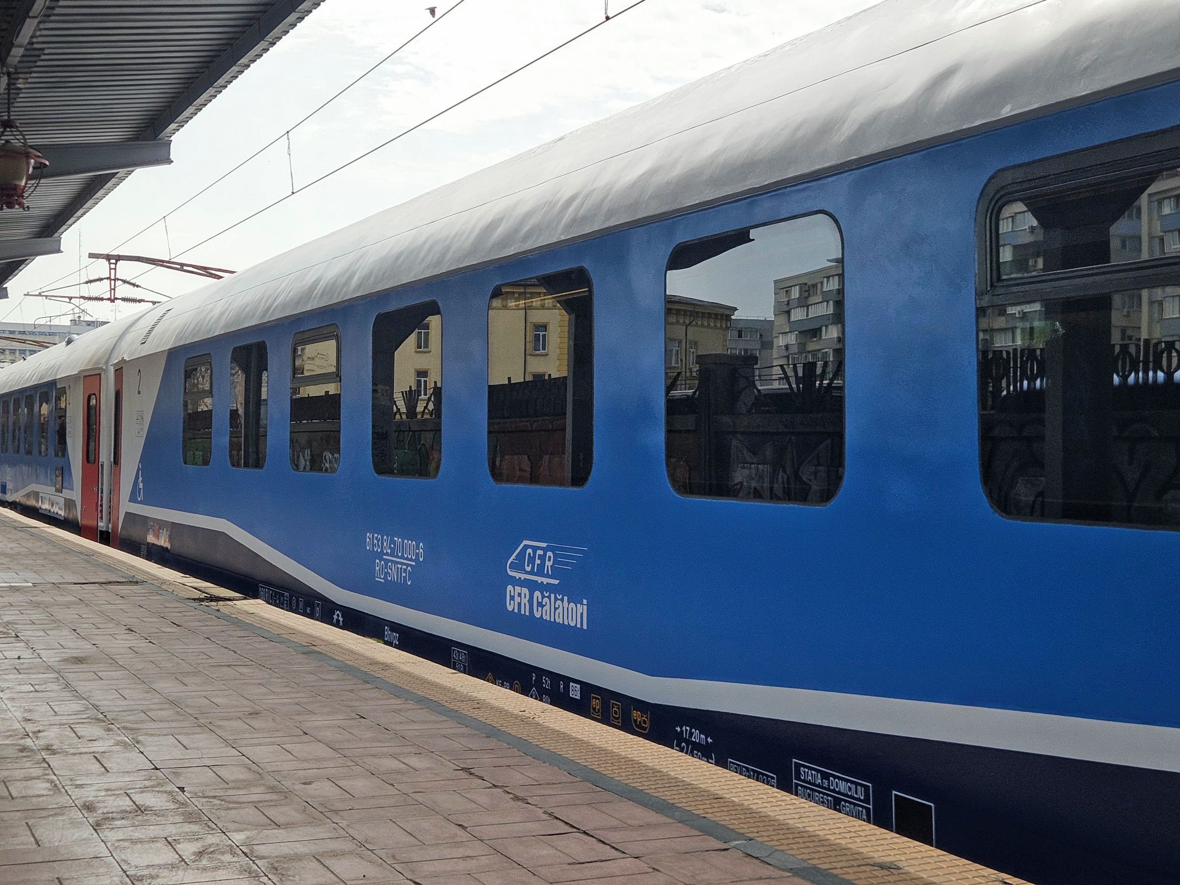 CFR Călători a pus în circulație primul tren modernizat cu bani din ...