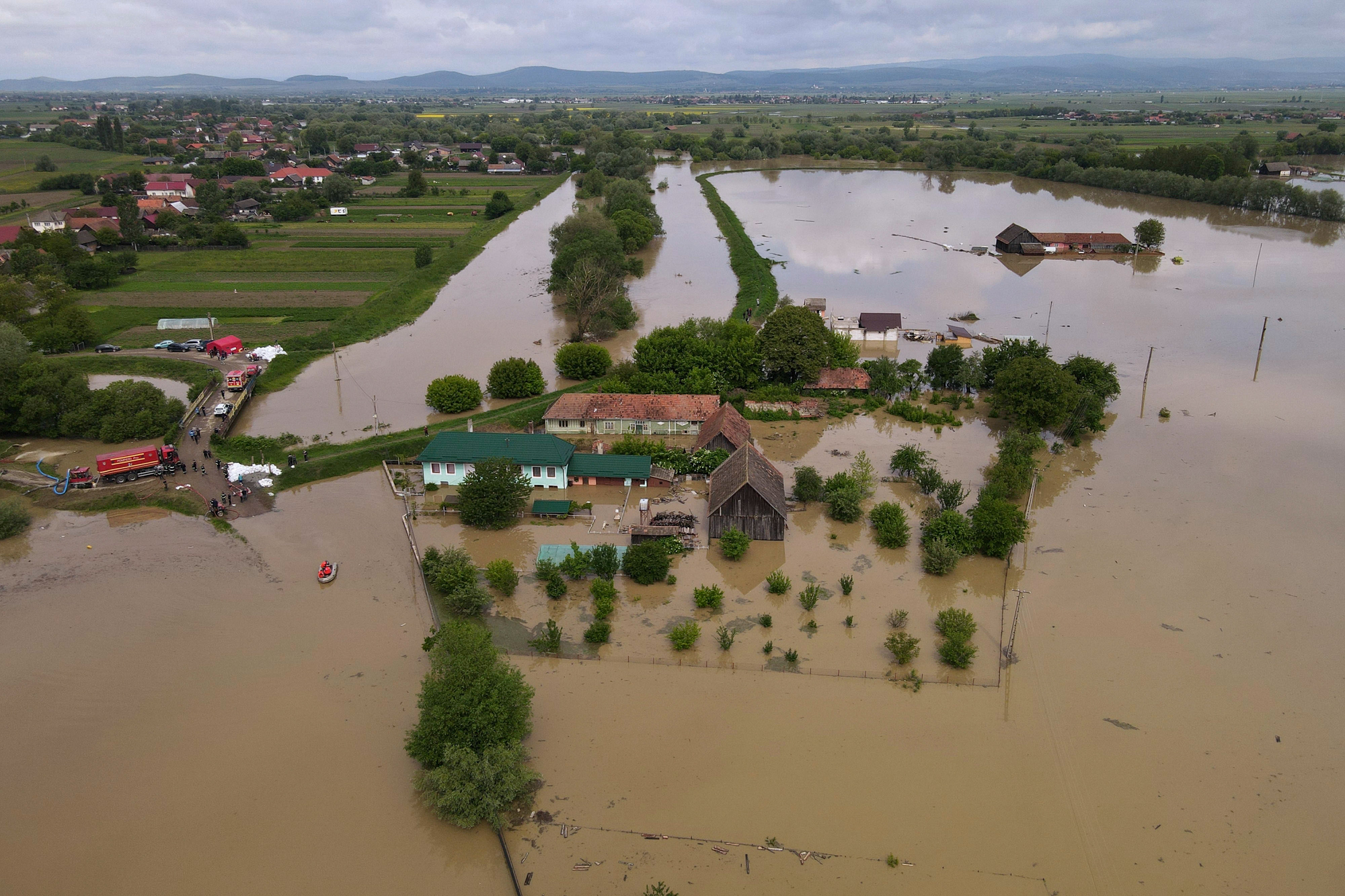 FOTO/VIDEO Inundații în mai multe zone din țară. „Situația este critică ...
