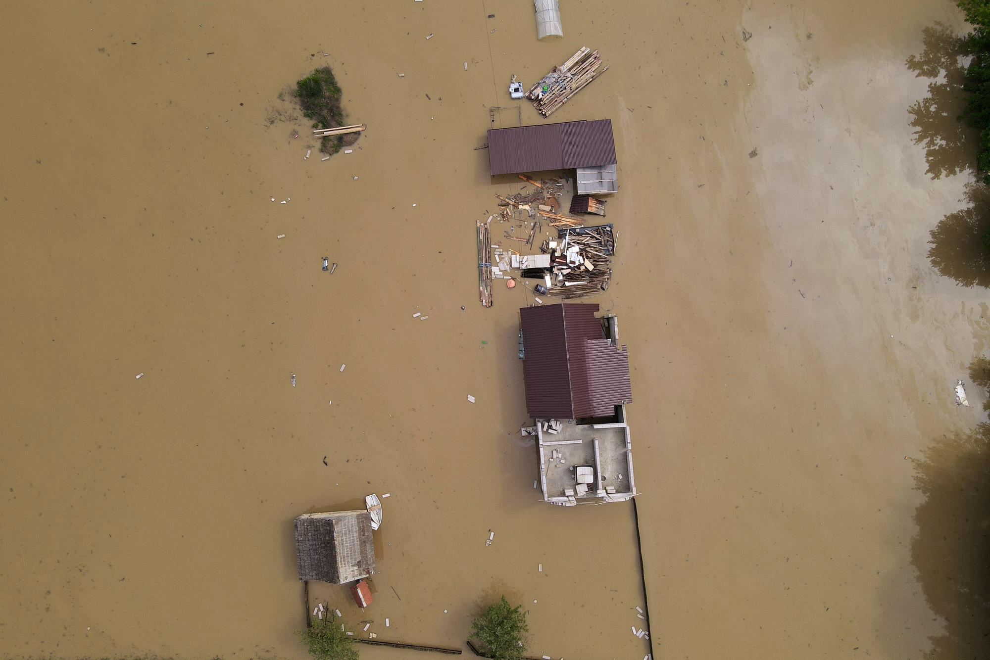FOTO/VIDEO Inundații în mai multe zone din țară. „Situația este critică ...