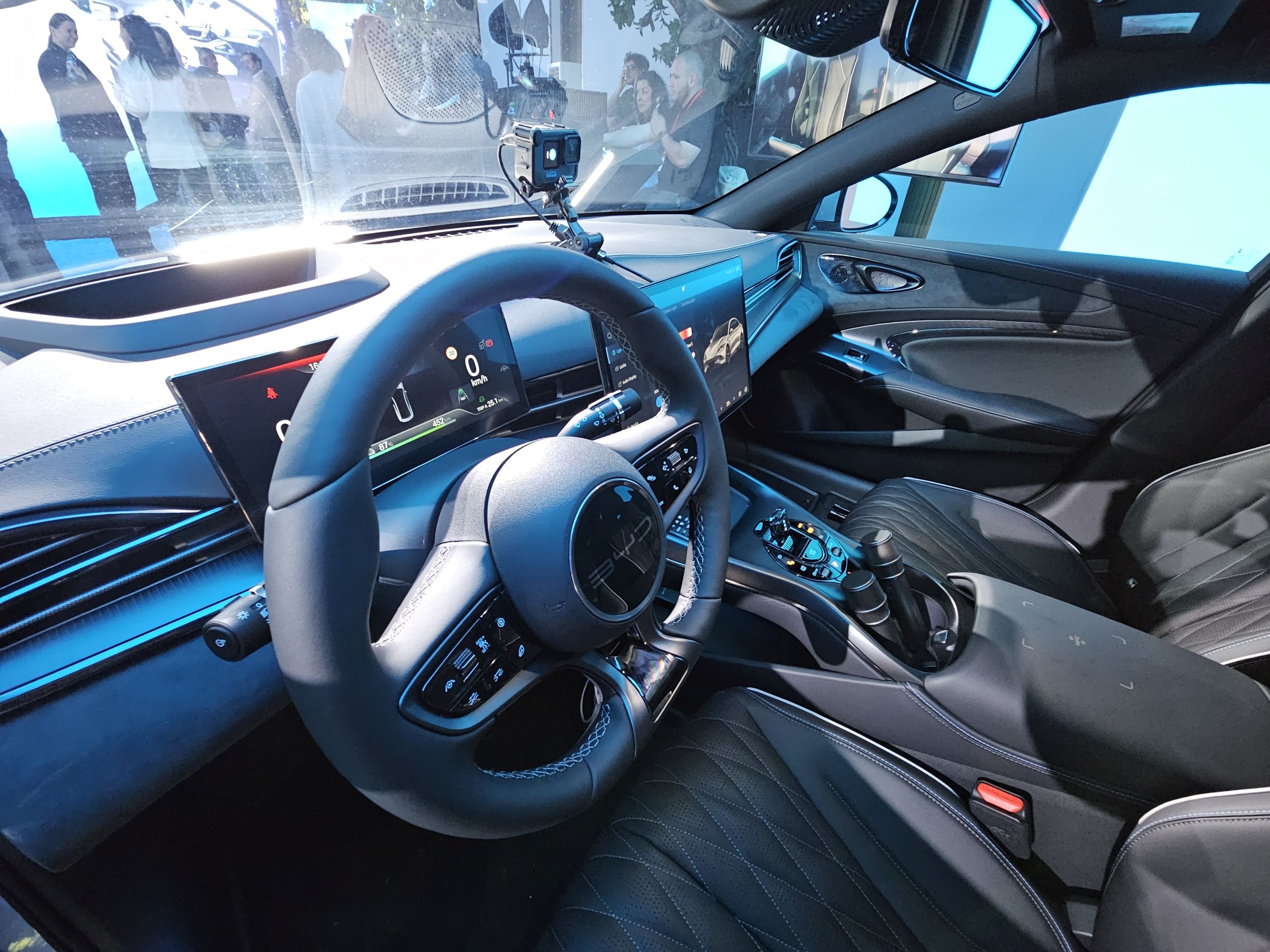 FOTO Cea mai mare marcă auto chineză s-a lansat în România. Cum arată ...