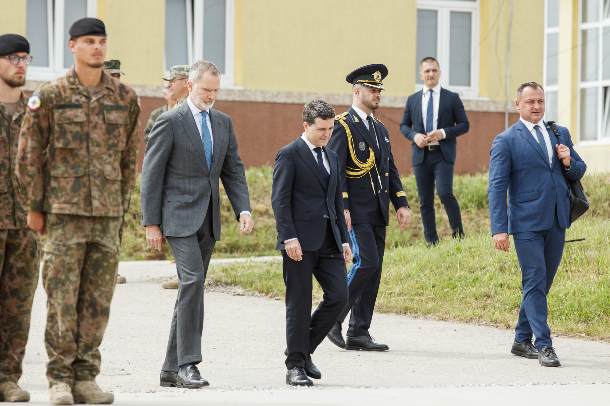 Nicușor Dan și regele Felipe al Spaniei în cea mai întinsă bază ...