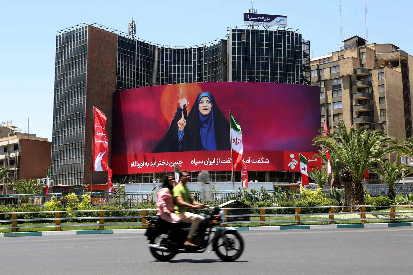 O portavoce a regimului, prezentatoarea televiziunii iraniene ...