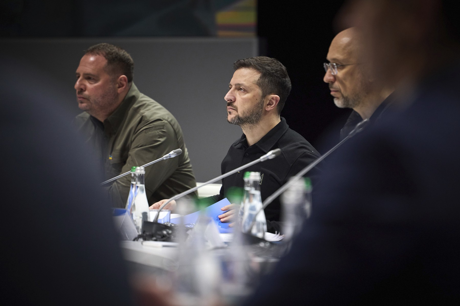 „Rușii ne prăjesc la foc mic, iar noi ne jucăm de-a idioții”. Luptele ...