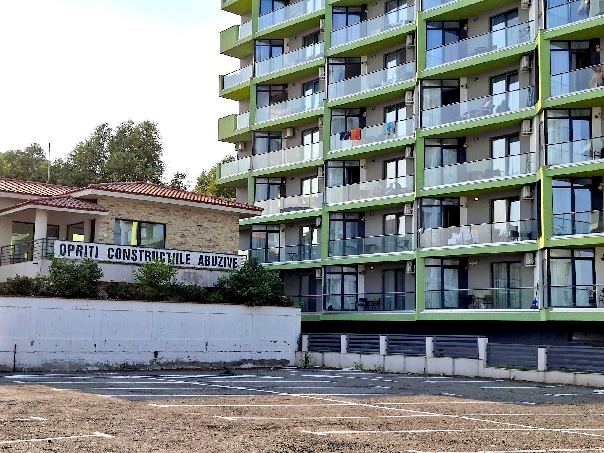 Un localnic din Mamaia Nord nu a mai rezistat și a scris pe casă un ...