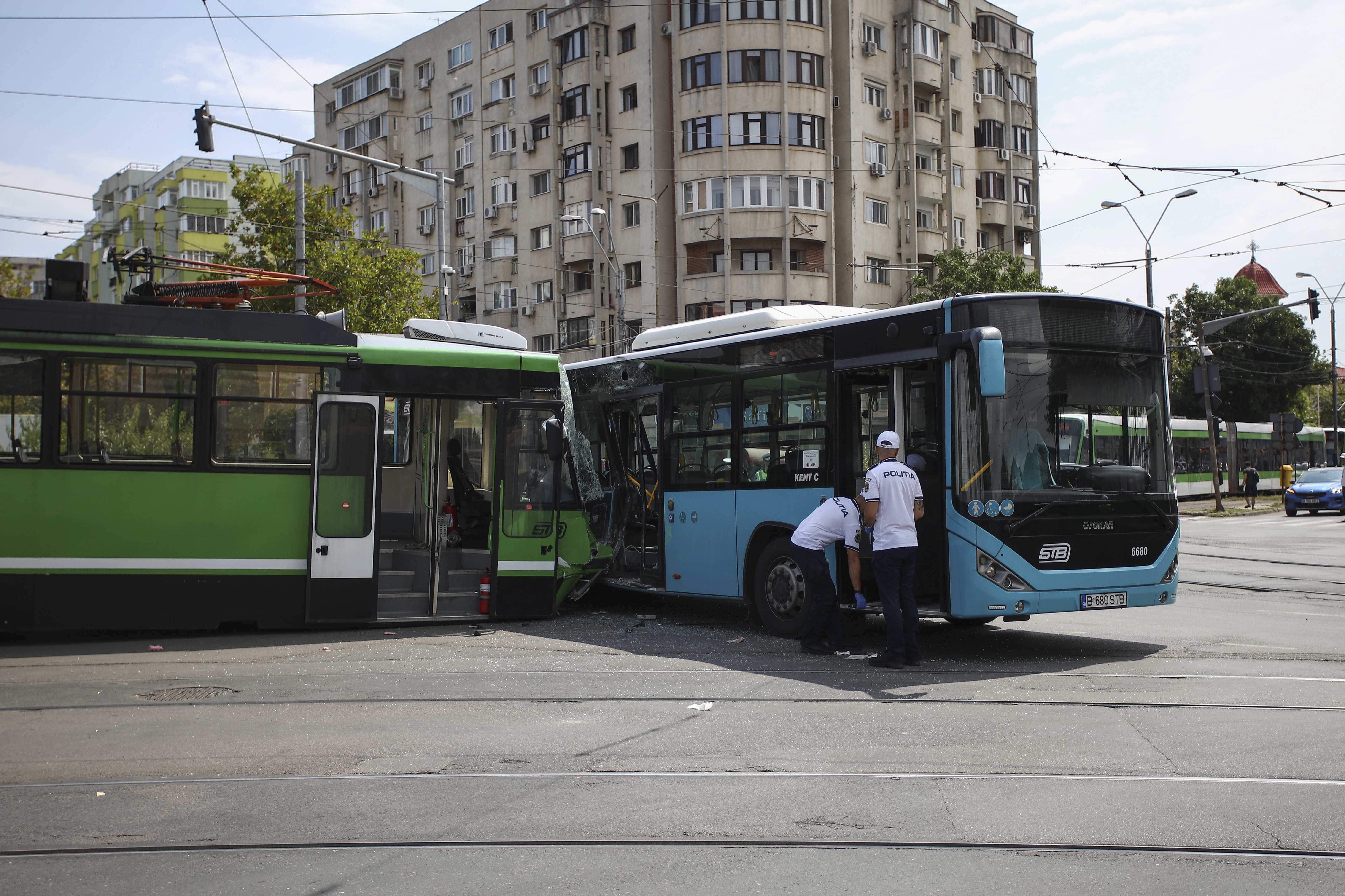 Primele imagini de la accidentul dintre un tramvai și un autobuz din ...
