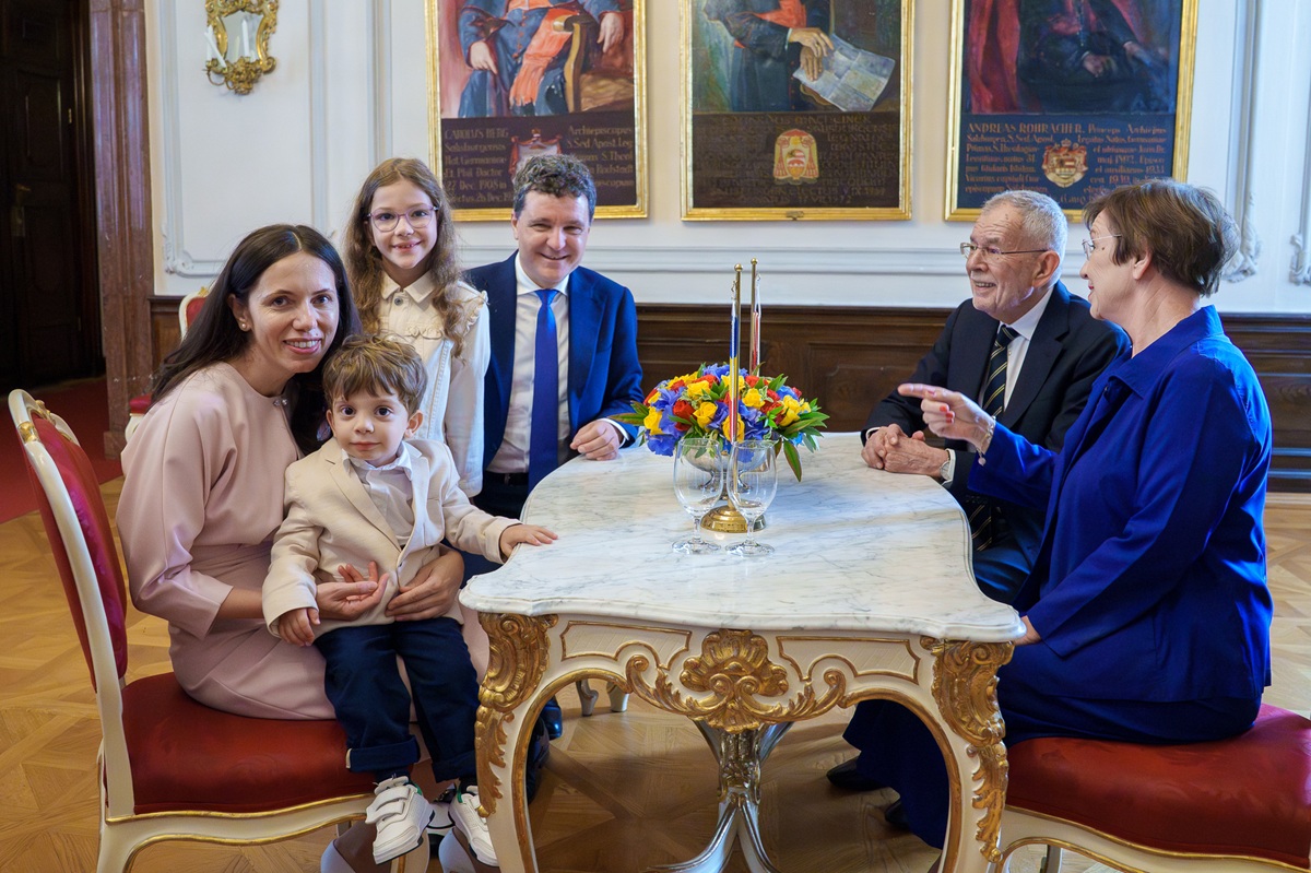Imagini inedite. Nicușor Dan, cu familia în timpul vizitei oficiale în ...
