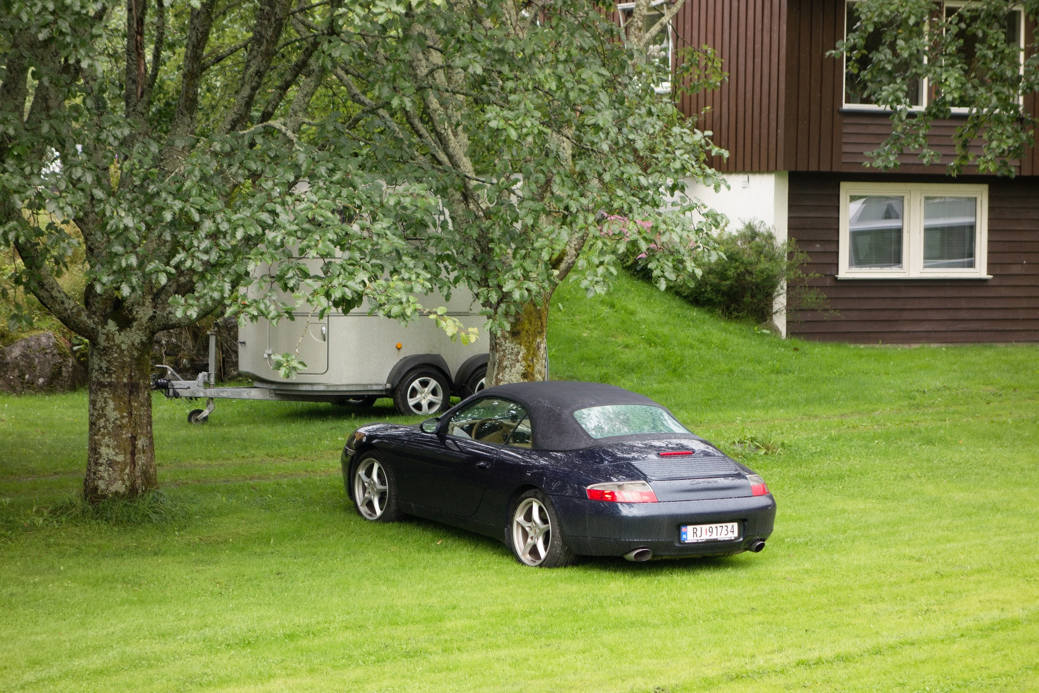 Un misterios Porsche Carrera negru năpădit de buruieni stârnește ...