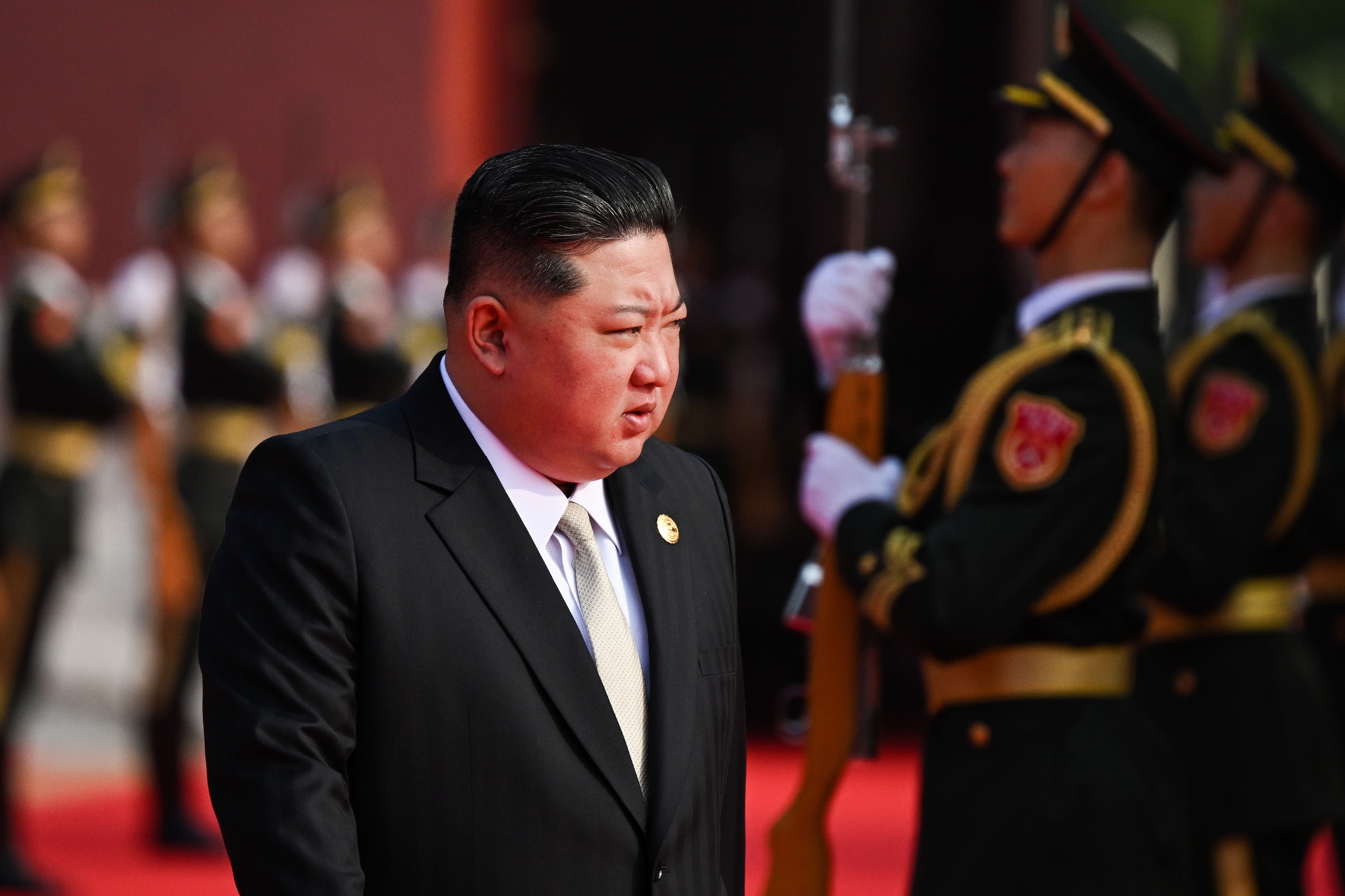 Moment rar la Beijing: Kim Jong Un a dat mâna cu al doilea om din ...